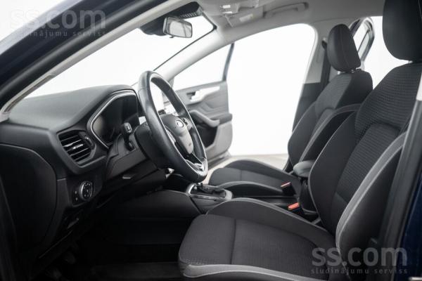 Zils Ford Focus 2018 Tallina, ar dzinēja tilpumu 1.00 L un nobraukumu 193 tūkst. km par 7999 €, foto 10 vietnē AUTOMOTO.COM.LV
