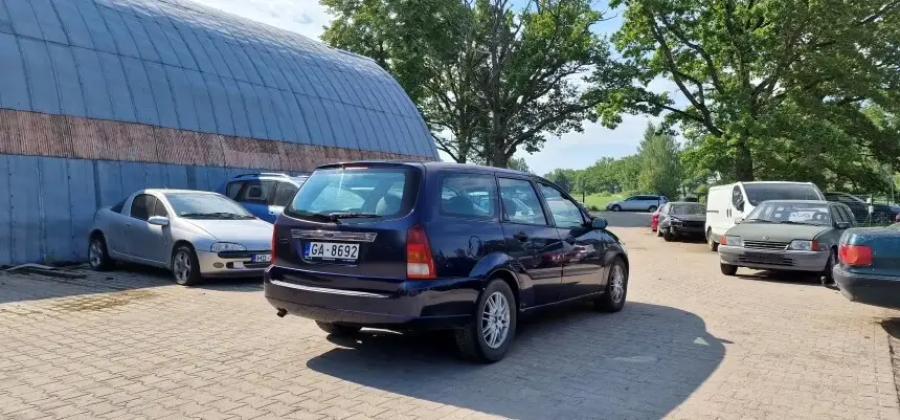 Zils Ford Focus 2001 Valmiera, ar dzinēja tilpumu 1.80 L un nobraukumu 438 tūkst. km par 950 €, foto 4 vietnē AUTOMOTO.COM.LV
