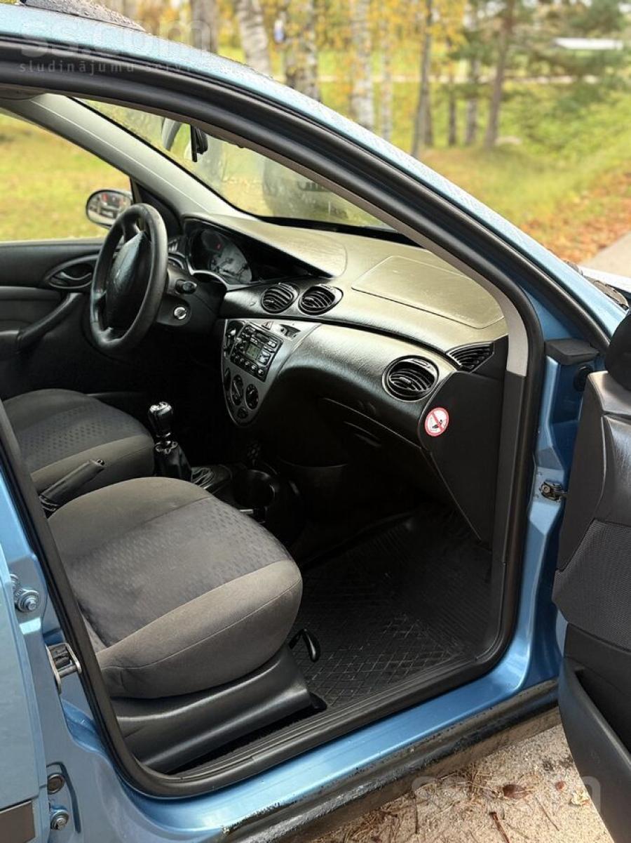 Blue Ford Focus 2001 in Cesis, with an engine capacity of 1.80 L and mileage of 440 thousand km for 940 €, photo 7 on AUTOMOTO.COM.LV
