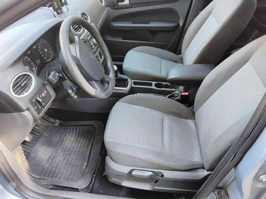 Blue Ford Focus 2006 in Vilnius, with an engine capacity of 1.60 L and mileage of 320 thousand km for 1300 €, photo 9 on AUTOMOTO.COM.LV