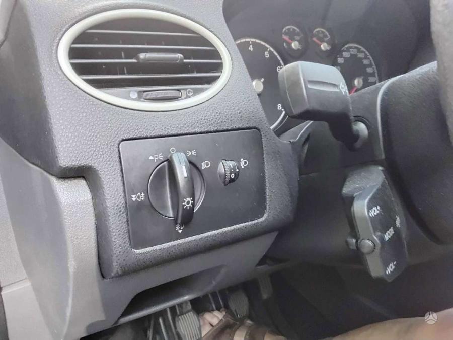 Blue Ford Focus 2006 in Vilnius, with an engine capacity of 1.60 L and mileage of 320 thousand km for 1300 €, photo 12 on AUTOMOTO.COM.LV