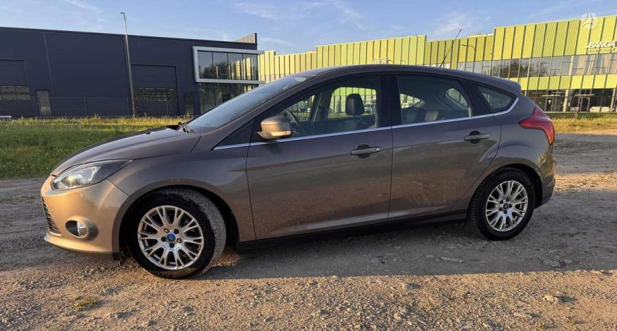 Brown Ford Focus 2011 in Vilnius, with an engine capacity of 1.56 L and mileage of 244 thousand km for 1800 €, photo 3 on AUTOMOTO.COM.LV