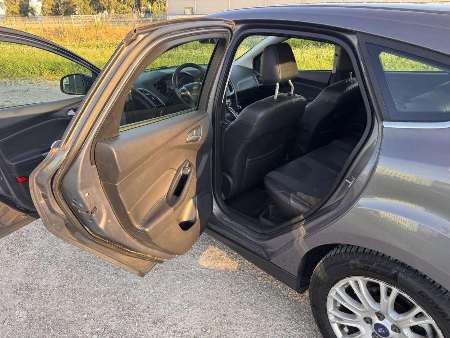 Brown Ford Focus 2011 in Vilnius, with an engine capacity of 1.56 L and mileage of 244 thousand km for 1800 €, photo 12 on AUTOMOTO.COM.LV