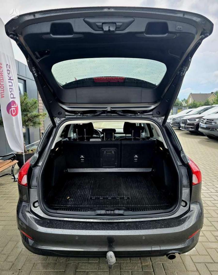 Brown Ford Focus 2019 in Taurage, with an engine capacity of 1.50 L and mileage of 107 thousand km for 9900 €, photo 35 on AUTOMOTO.COM.LV