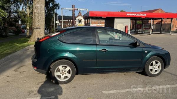 Green Ford Focus 2005 in Liepaja, with an engine capacity of 1.60 L and mileage of 255 thousand km for 1350 €, photo 1 on AUTOMOTO.COM.LV