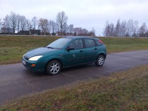 Zaļš Ford Focus 2000 Viļņa, ar dzinēja tilpumu 1.80 L un nobraukumu 399 tūkst. km par 800 €, foto  vietnē AUTOMOTO.COM.LV