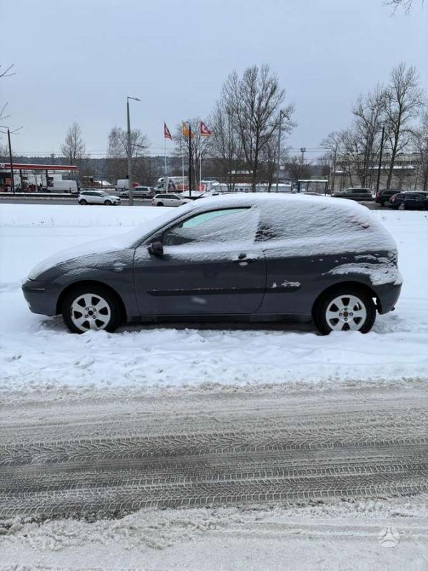 Pelēks Ford Focus 2002 Viļņa, ar dzinēja tilpumu 1.80 L un nobraukumu 330 tūkst. km par 350 €, foto 1 vietnē AUTOMOTO.COM.LV