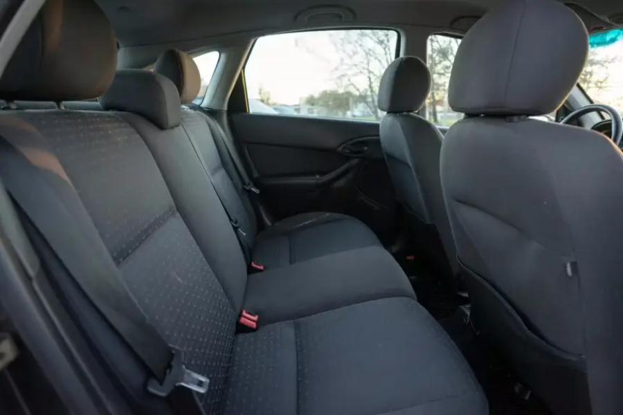 Pelēks Ford Focus 2004 Liepāja, ar dzinēja tilpumu 1.60 L un nobraukumu 181 tūkst. km par 750 €, foto 12 vietnē AUTOMOTO.COM.LV