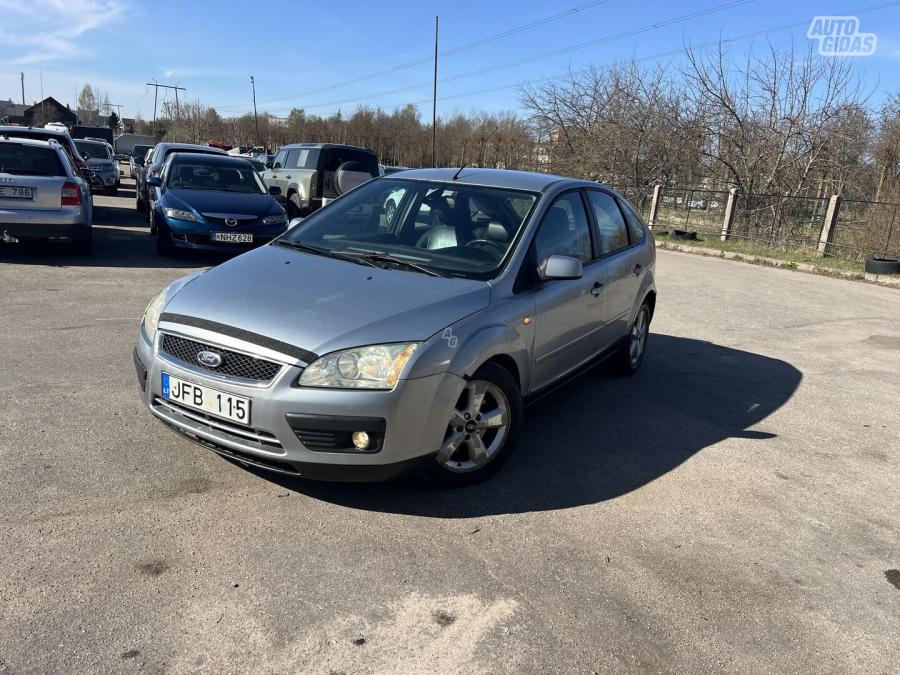 Grey Ford Focus 2005 in Siauliai, with an engine capacity of 2.00 L and mileage of 351 thousand km for 649 €, photo 1 on AUTOMOTO.COM.LV