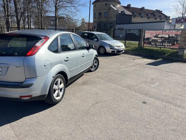 Pelēks Ford Focus 2005 Šauļi, ar dzinēja tilpumu 2.00 L un nobraukumu 351 tūkst. km par 559 €, foto 2 vietnē AUTOMOTO.COM.LV