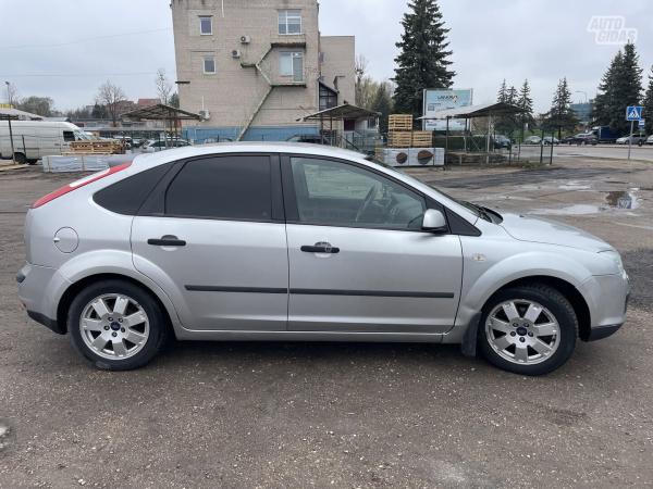 Pelēks Ford Focus 2005 Alīta, ar dzinēja tilpumu 1.60 L un nobraukumu 240 tūkst. km par 1200 €, foto 3 vietnē AUTOMOTO.COM.LV