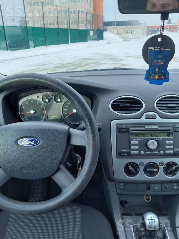 Grey Ford Focus 2005 in Jelgava, with an engine capacity of 1.60 L and mileage of 203 thousand km for 1000 €, photo 5 on AUTOMOTO.COM.LV