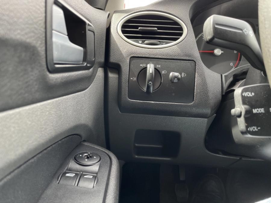 Grey Ford Focus 2005 in Riga, with an engine capacity of 1.60 L and mileage of 326 thousand km for 1850 €, photo 16 on AUTOMOTO.COM.LV