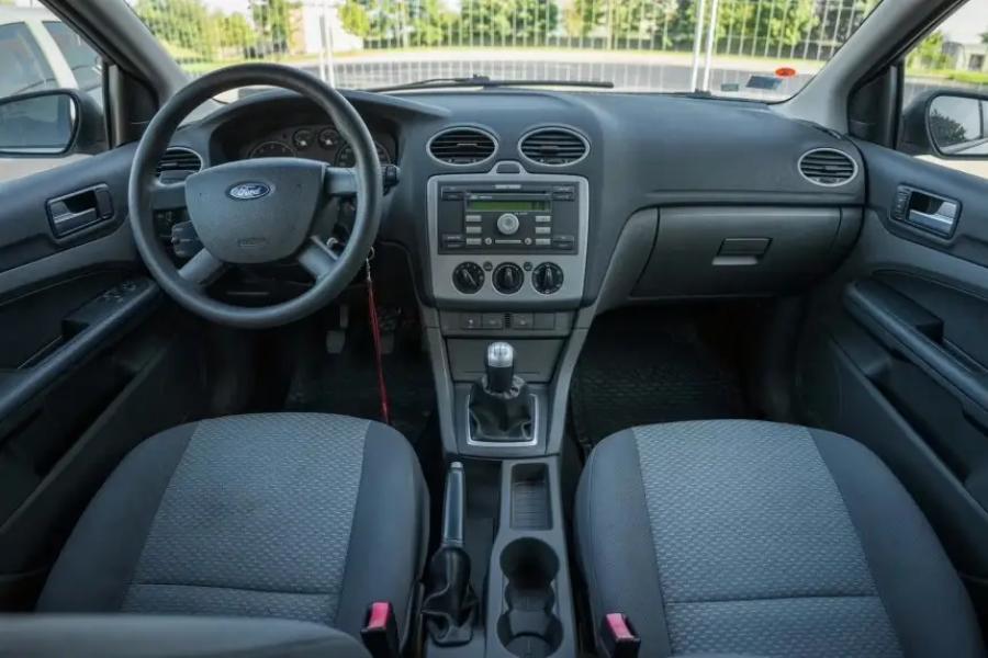 Grey Ford Focus 2005 in Liepaja, with an engine capacity of 1.60 L and mileage of 140 thousand km for 2200 €, photo 18 on AUTOMOTO.COM.LV