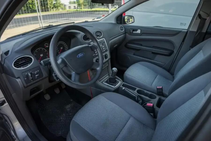 Grey Ford Focus 2005 in Liepaja, with an engine capacity of 1.60 L and mileage of 140 thousand km for 2200 €, photo 19 on AUTOMOTO.COM.LV