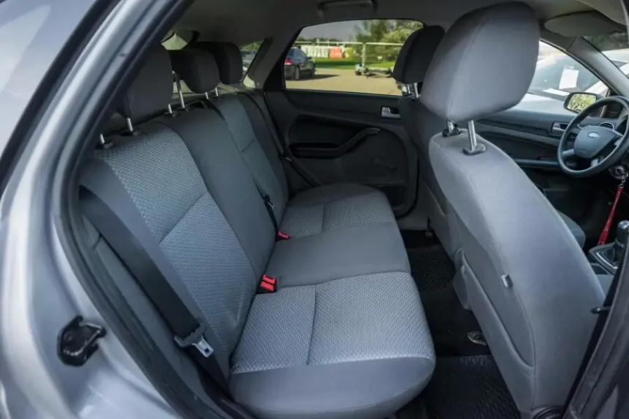 Grey Ford Focus 2005 in Liepaja, with an engine capacity of 1.60 L and mileage of 140 thousand km for 2200 €, photo 21 on AUTOMOTO.COM.LV