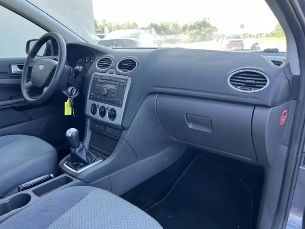 Grey Ford Focus 2005 in Jekabpils, with an engine capacity of 1.60 L and mileage of 224 thousand km for 2590 €, photo 7 on AUTOMOTO.COM.LV