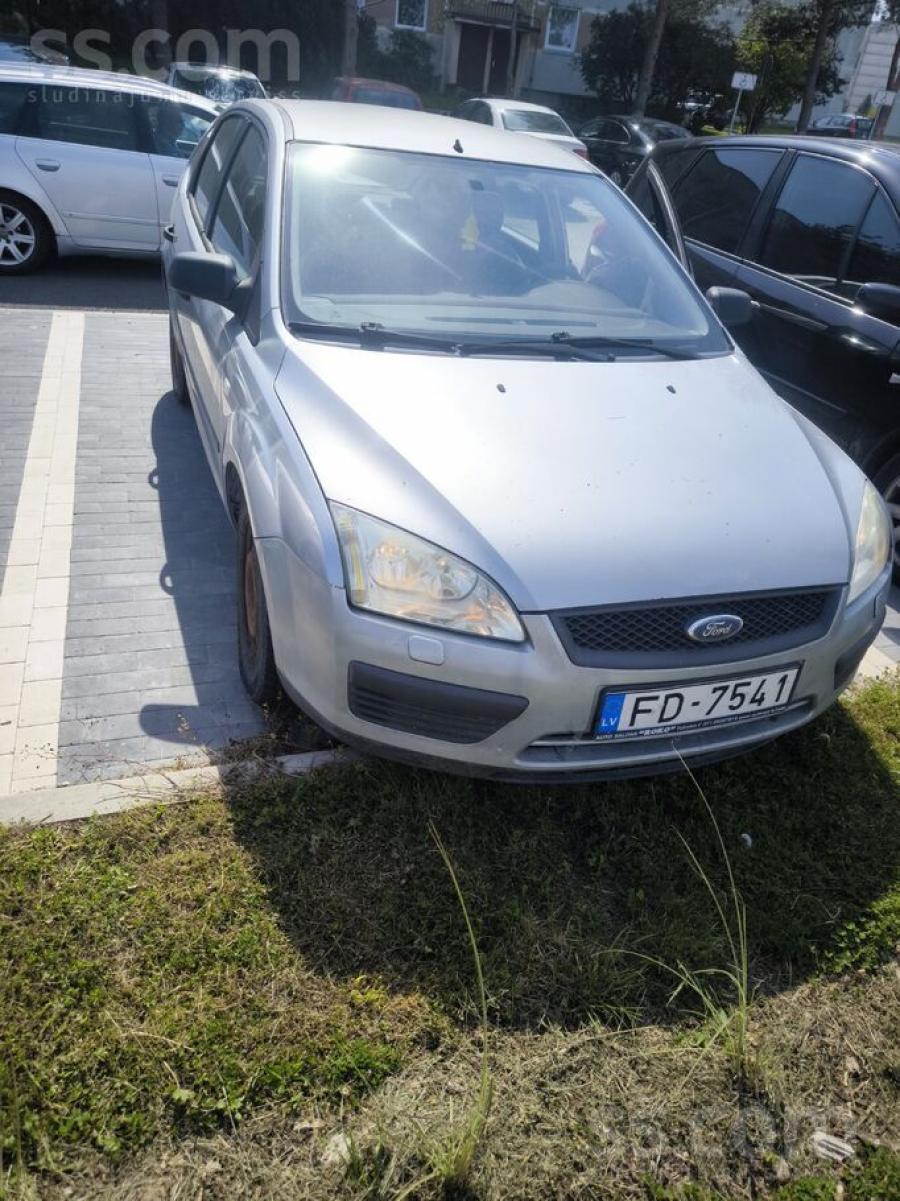 Grey Ford Focus 2005 in Jelgava, with an engine capacity of 1.60 L and mileage of 210 thousand km for 900 €, photo 1 on AUTOMOTO.COM.LV