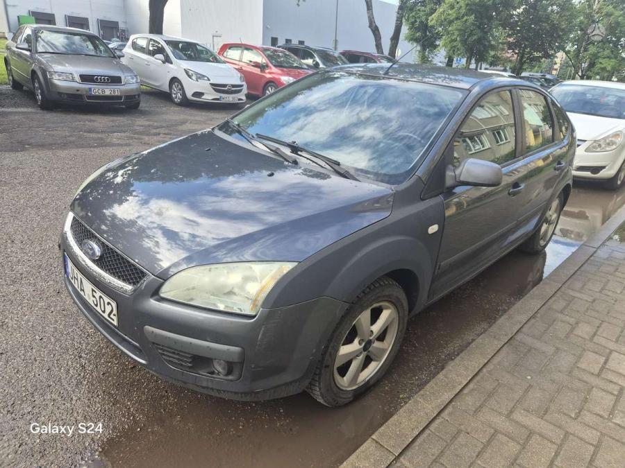 Pelēks Ford Focus 2005 Kauņa, ar dzinēja tilpumu 1.60 L un nobraukumu 215 tūkst. km par 900 €, foto 3 vietnē AUTOMOTO.COM.LV