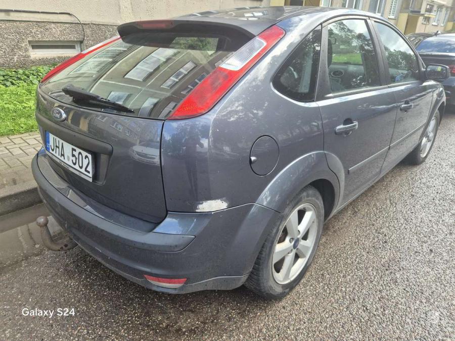 Pelēks Ford Focus 2005 Kauņa, ar dzinēja tilpumu 1.60 L un nobraukumu 215 tūkst. km par 900 €, foto 5 vietnē AUTOMOTO.COM.LV
