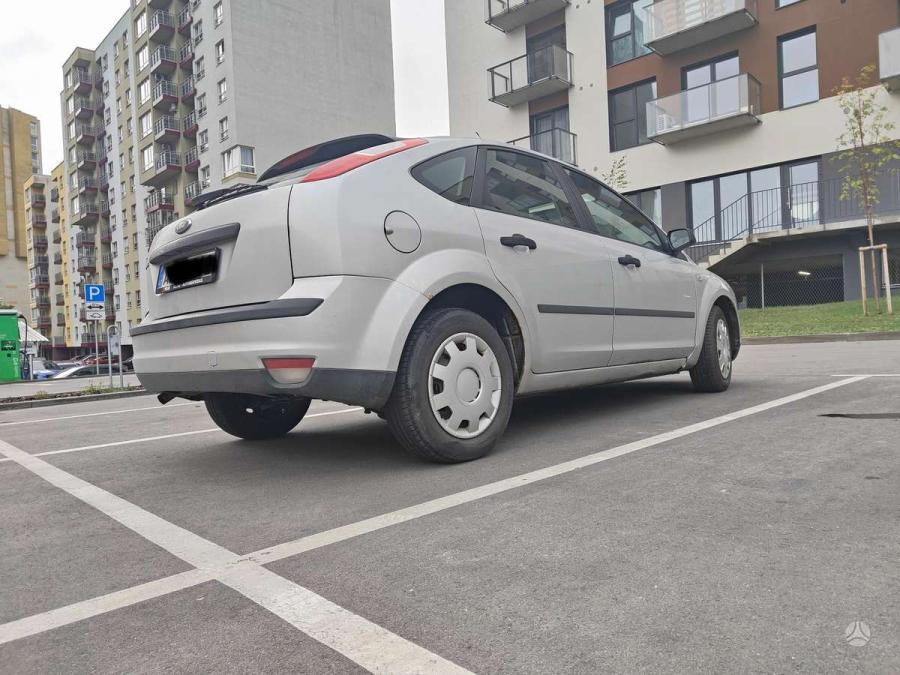 Pelēks Ford Focus 2005 Viļņa, ar dzinēja tilpumu 1.60 L un nobraukumu 240 tūkst. km par 600 €, foto 6 vietnē AUTOMOTO.COM.LV