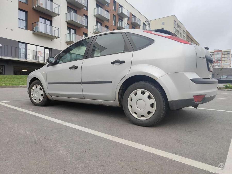 Pelēks Ford Focus 2005 Viļņa, ar dzinēja tilpumu 1.60 L un nobraukumu 240 tūkst. km par 600 €, foto 7 vietnē AUTOMOTO.COM.LV