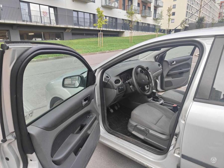 Pelēks Ford Focus 2005 Viļņa, ar dzinēja tilpumu 1.60 L un nobraukumu 240 tūkst. km par 600 €, foto 8 vietnē AUTOMOTO.COM.LV