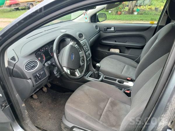 Grey Ford Focus 2005 in Kuldiga, with an engine capacity of 1.60 L and mileage of 248 thousand km for 525 €, photo 1 on AUTOMOTO.COM.LV