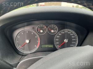 Grey Ford Focus 2005 in Kuldiga, with an engine capacity of 1.60 L and mileage of 248 thousand km for 525 €, photo 3 on AUTOMOTO.COM.LV