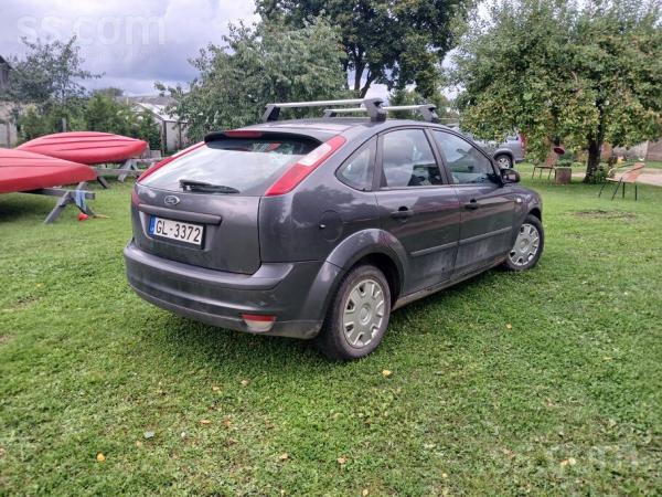 Grey Ford Focus 2005 in Kuldiga, with an engine capacity of 1.60 L and mileage of 248 thousand km for 525 €, photo 4 on AUTOMOTO.COM.LV