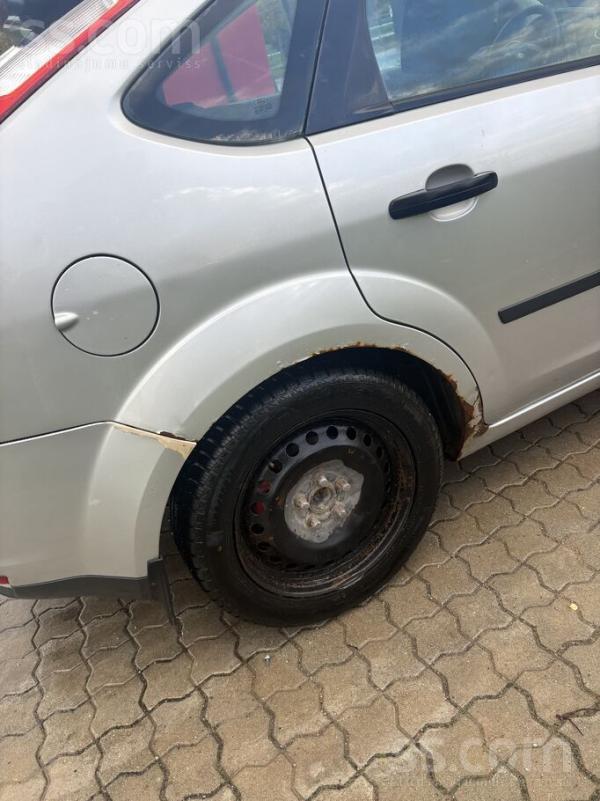 Pelēks Ford Focus 2005 Liepāja, ar dzinēja tilpumu 1.60 L un nobraukumu 379 tūkst. km par 850 €, foto 5 vietnē AUTOMOTO.COM.LV