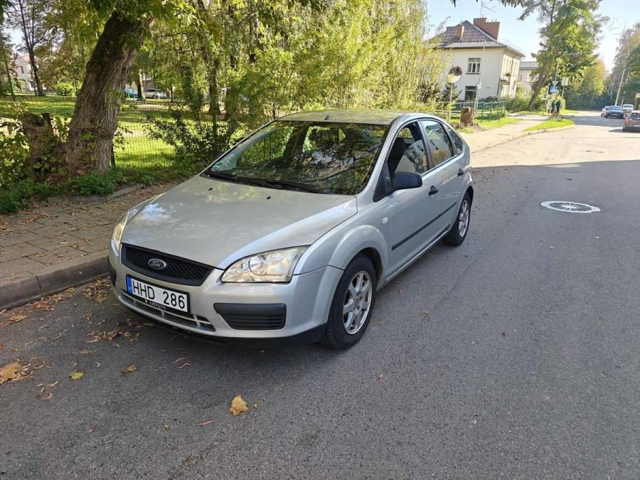Pelēks Ford Focus 2005 Viļņa, ar dzinēja tilpumu 1.60 L un nobraukumu 240 tūkst. km par 1450 €, foto 1 vietnē AUTOMOTO.COM.LV