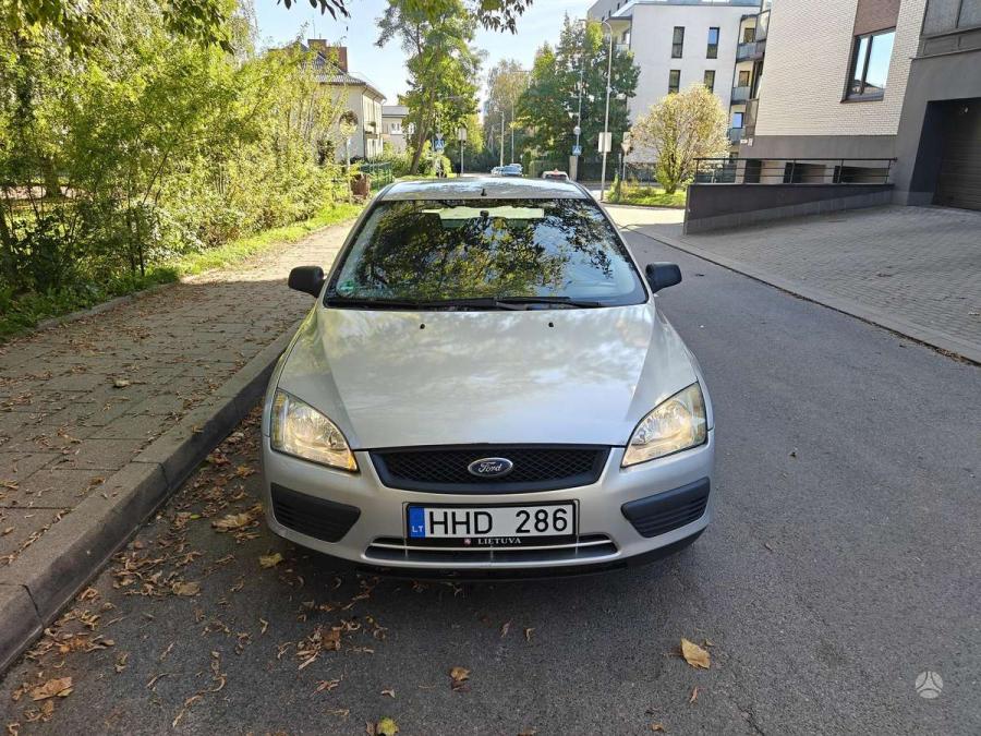 Pelēks Ford Focus 2005 Viļņa, ar dzinēja tilpumu 1.60 L un nobraukumu 240 tūkst. km par 1450 €, foto 3 vietnē AUTOMOTO.COM.LV