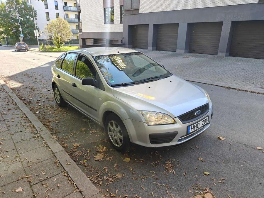 Pelēks Ford Focus 2005 Viļņa, ar dzinēja tilpumu 1.60 L un nobraukumu 240 tūkst. km par 1450 €, foto 4 vietnē AUTOMOTO.COM.LV