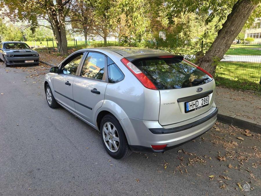 Pelēks Ford Focus 2005 Viļņa, ar dzinēja tilpumu 1.60 L un nobraukumu 240 tūkst. km par 1450 €, foto 7 vietnē AUTOMOTO.COM.LV