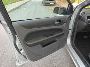 Pelēks Ford Focus 2005 Viļņa, ar dzinēja tilpumu 1.60 L un nobraukumu 240 tūkst. km par 1450 €, foto 12 vietnē AUTOMOTO.COM.LV