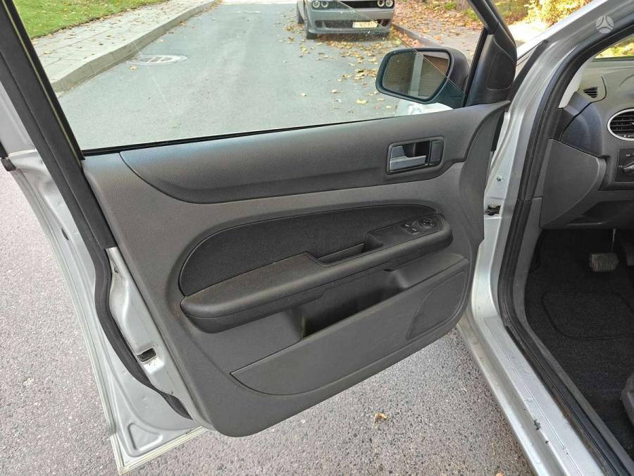 Pelēks Ford Focus 2005 Viļņa, ar dzinēja tilpumu 1.60 L un nobraukumu 240 tūkst. km par 1450 €, foto 12 vietnē AUTOMOTO.COM.LV