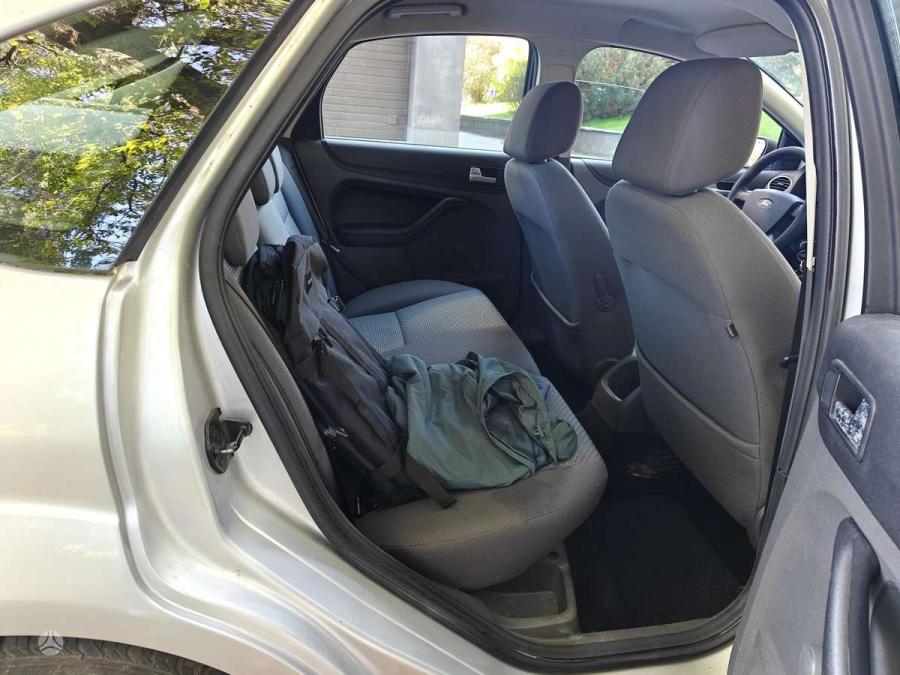 Pelēks Ford Focus 2005 Viļņa, ar dzinēja tilpumu 1.60 L un nobraukumu 240 tūkst. km par 1450 €, foto 14 vietnē AUTOMOTO.COM.LV