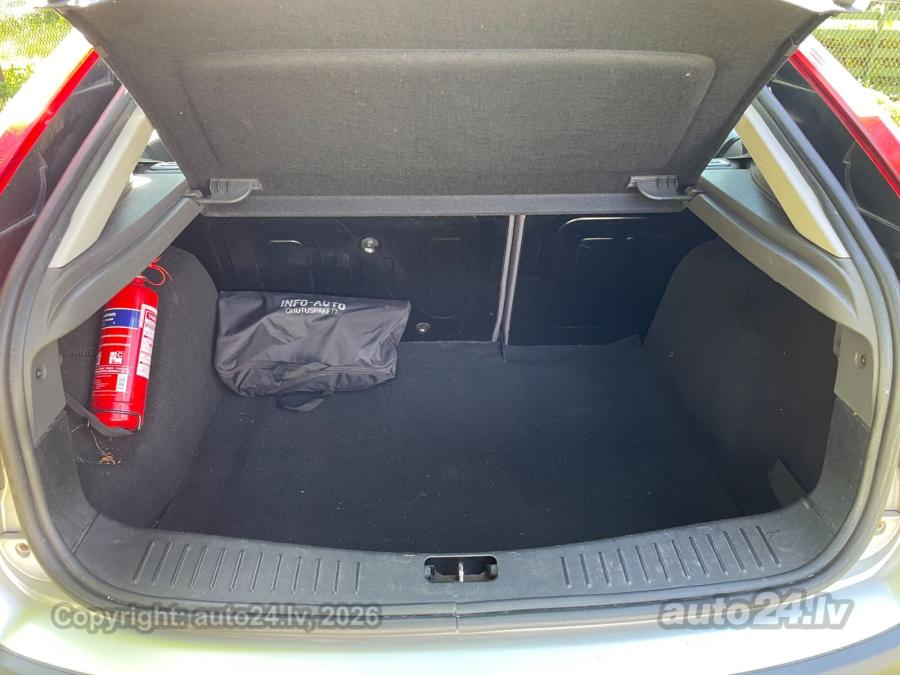 Grey Ford Focus 2006 in Tallinn, with an engine capacity of 1.60 L and mileage of 253 thousand km for 2200 €, photo 11 on AUTOMOTO.COM.LV