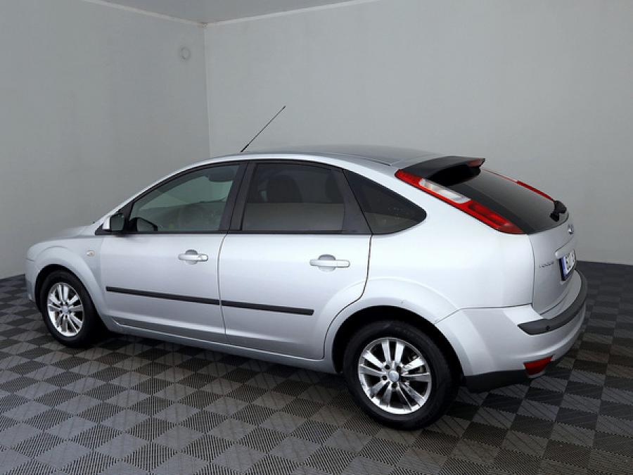 Pelēks Ford Focus 2006 Tallina, ar dzinēja tilpumu 1.60 L un nobraukumu 227 tūkst. km par 899 €, foto 5 vietnē AUTOMOTO.COM.LV