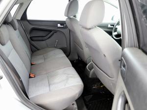 Pelēks Ford Focus 2006 Tallina, ar dzinēja tilpumu 1.60 L un nobraukumu 227 tūkst. km par 899 €, foto 8 vietnē AUTOMOTO.COM.LV