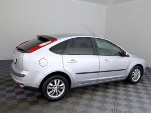 Pelēks Ford Focus 2006 Tallina, ar dzinēja tilpumu 1.60 L un nobraukumu 227 tūkst. km par 899 €, foto 11 vietnē AUTOMOTO.COM.LV