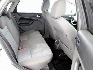 Pelēks Ford Focus 2006 Tallina, ar dzinēja tilpumu 1.60 L un nobraukumu 227 tūkst. km par 899 €, foto 15 vietnē AUTOMOTO.COM.LV