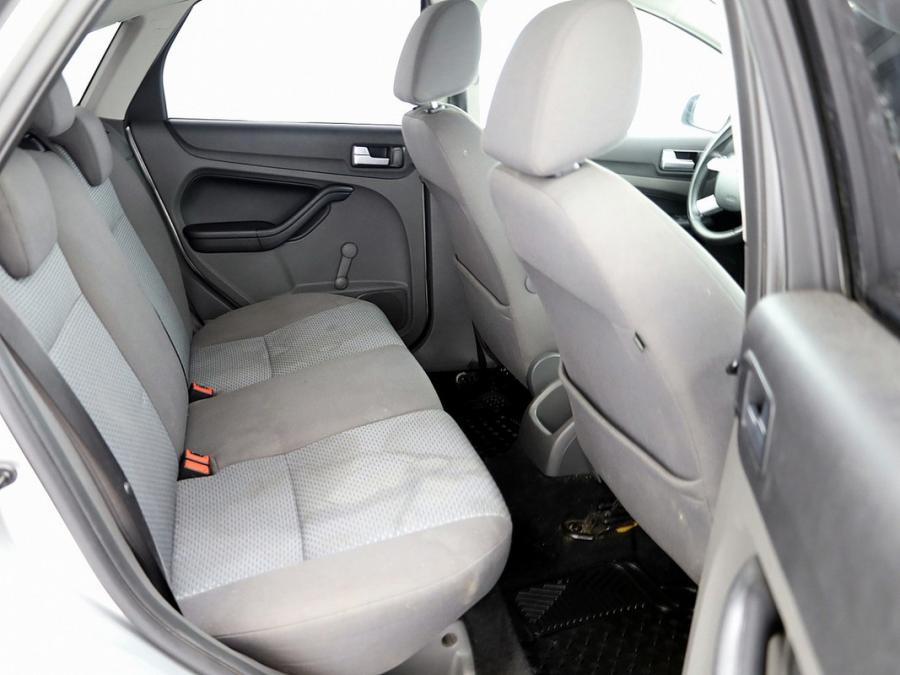 Pelēks Ford Focus 2006 Tallina, ar dzinēja tilpumu 1.60 L un nobraukumu 227 tūkst. km par 899 €, foto 15 vietnē AUTOMOTO.COM.LV