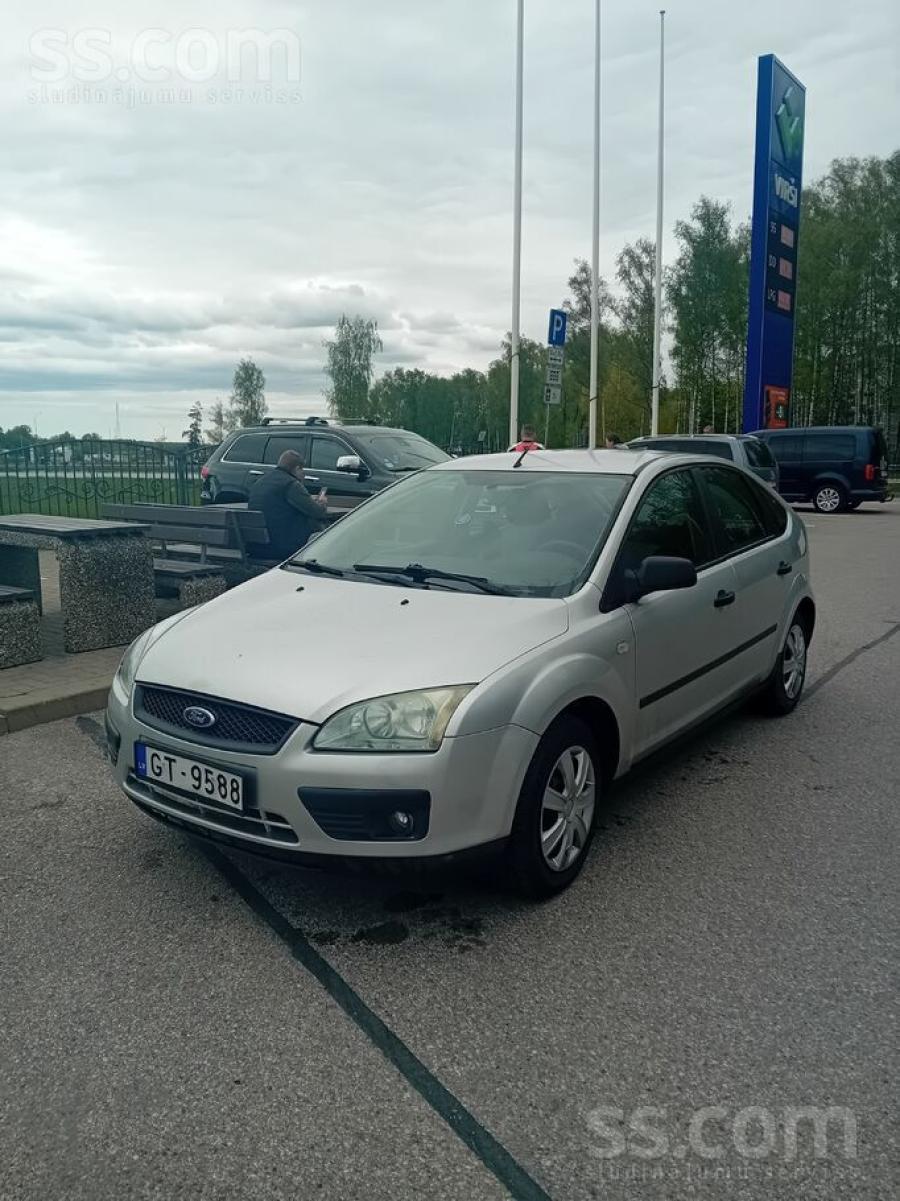 Grey Ford Focus 2006 in Riga, with an engine capacity of 1.60 L and mileage of 304 thousand km for 900 €, photo 1 on AUTOMOTO.COM.LV