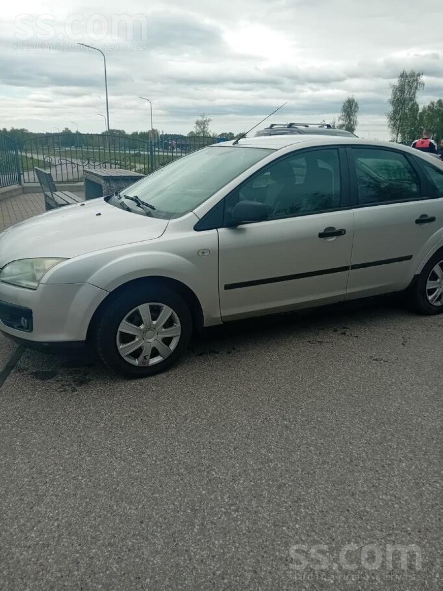 Grey Ford Focus 2006 in Riga, with an engine capacity of 1.60 L and mileage of 304 thousand km for 900 €, photo 3 on AUTOMOTO.COM.LV