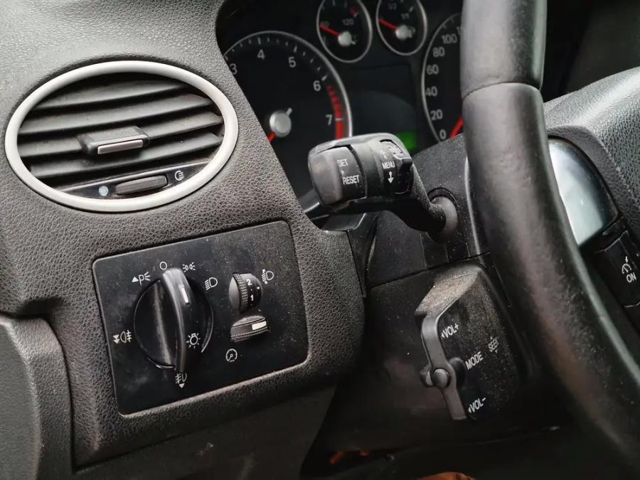 Pelēks Ford Focus 2007 Grobiņa, ar dzinēja tilpumu 1.60 L un nobraukumu 327 tūkst. km par 1200 €, foto 14 vietnē AUTOMOTO.COM.LV
