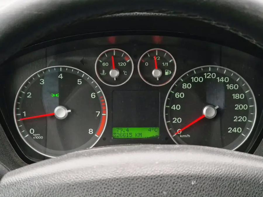 Pelēks Ford Focus 2007 Grobiņa, ar dzinēja tilpumu 1.60 L un nobraukumu 327 tūkst. km par 1200 €, foto 17 vietnē AUTOMOTO.COM.LV