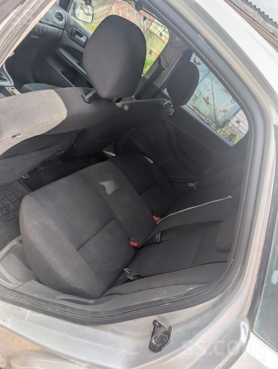 Grey Ford Focus 2007 in Jelgava, with an engine capacity of 1.60 L and mileage of 282 thousand km for 1000 €, photo 6 on AUTOMOTO.COM.LV