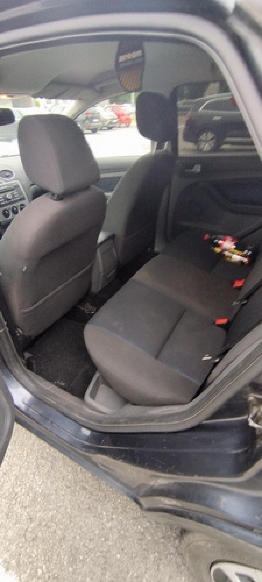 Pelēks Ford Focus 2007 Kohtla-Jerve, ar dzinēja tilpumu 1.80 L un nobraukumu 245 tūkst. km par 1750 €, foto 10 vietnē AUTOMOTO.COM.LV